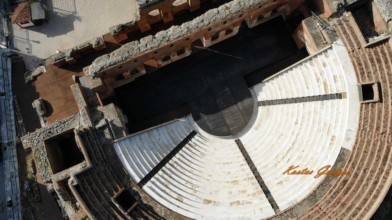 ΡΩΜΑΪΚΟ ΩΔΕΙΟ ΠΑΤΡΑΣ ΜΕ DRONE. ROMAN ODEUM, PATRAS, GREECE - YouTube
