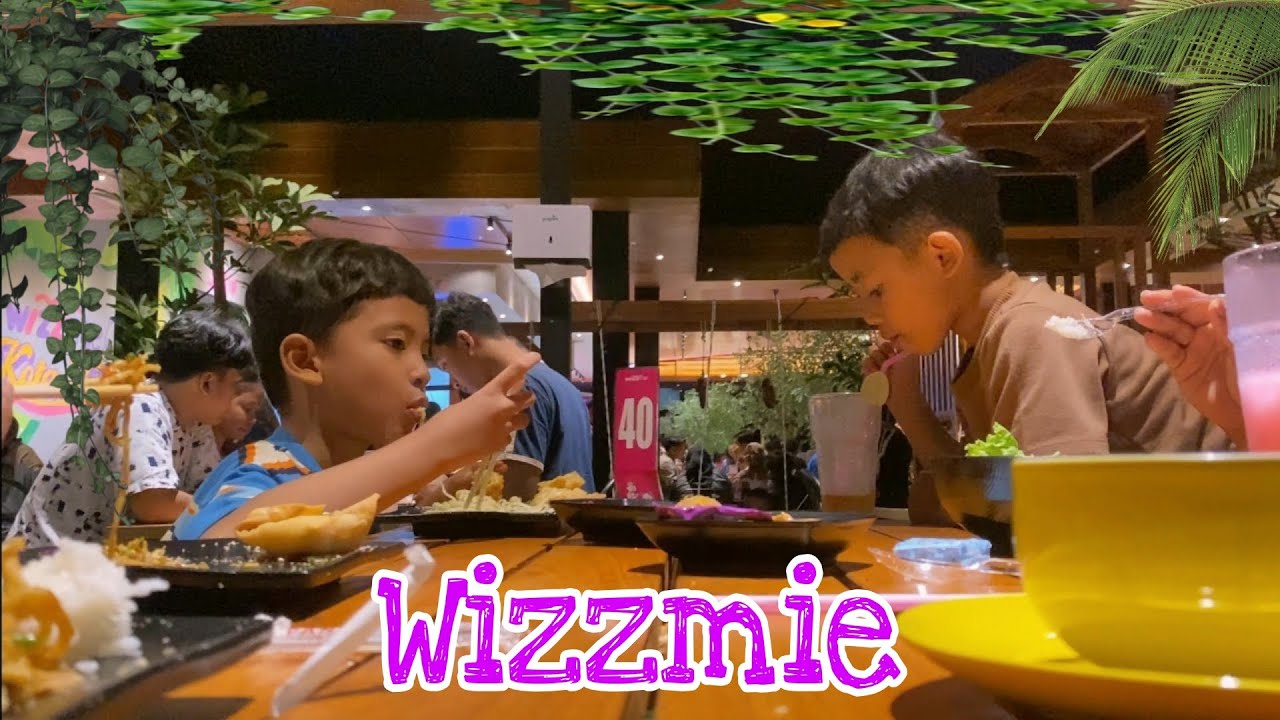 Berkunjung dan Bermain ke Wizzmie Kota Kediri - YouTube