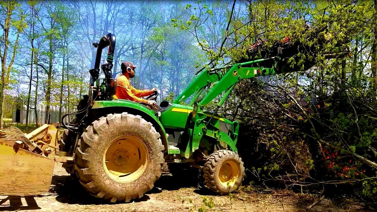 John Deere Tractor with Grapple Bucket: Cleaning up Trees - YouTube