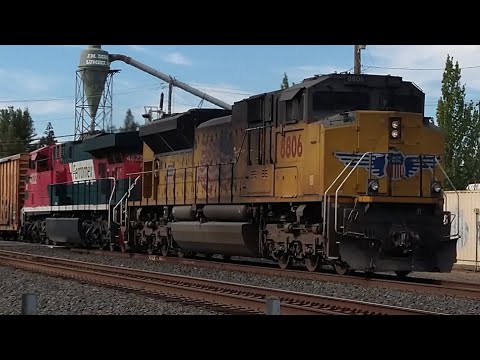 UP 7807 UP 6752 UP 5720 LEAD THE NORTHBOUND MWCRV WITH 3X2 POWER - YouTube
