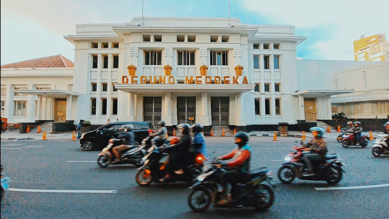 BRAGA - GEDUNG MERDEKA - CIKAPUNDUNG RIVER SPOT #wisatabandung - YouTube
