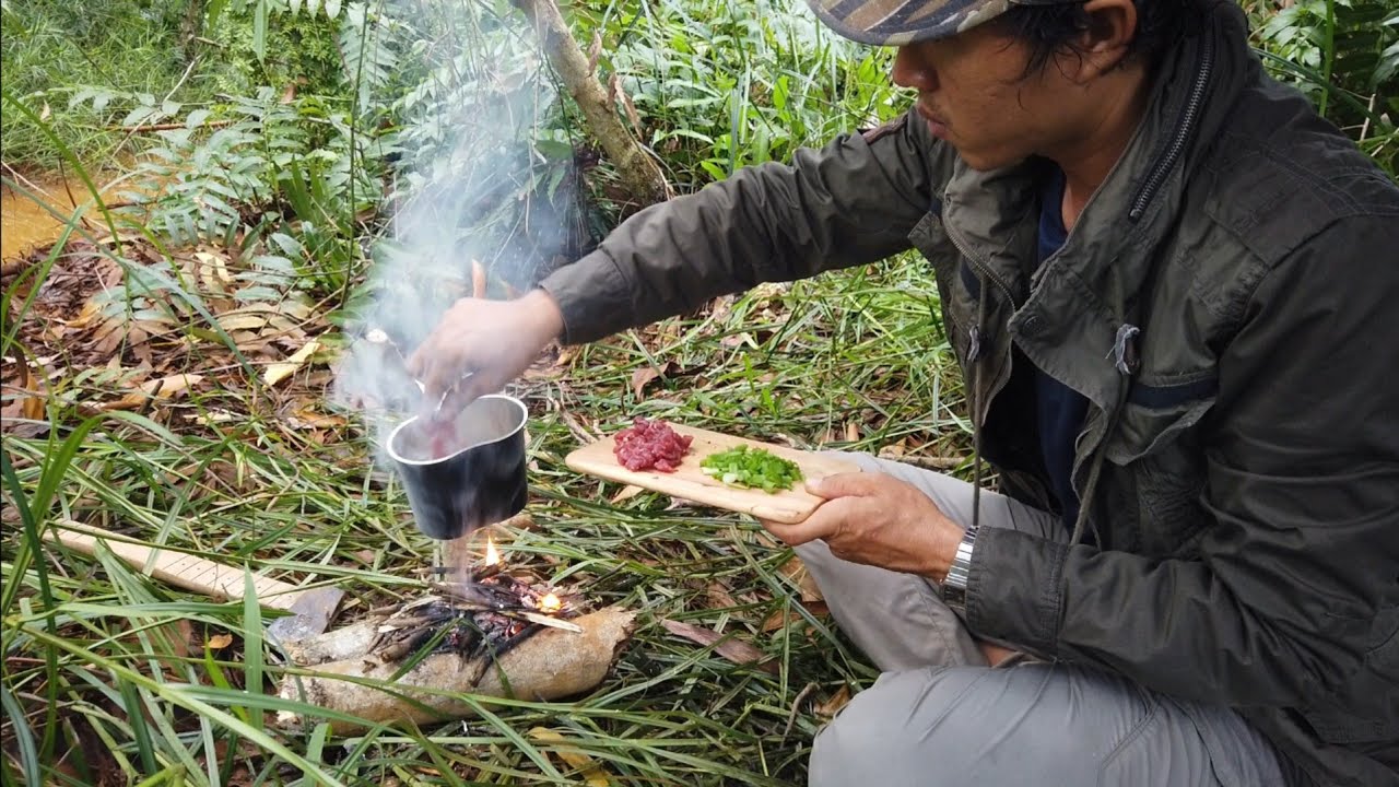 Solo bushcraft: Bushcraft cooking beef porridge in a rainy day. Nature ...