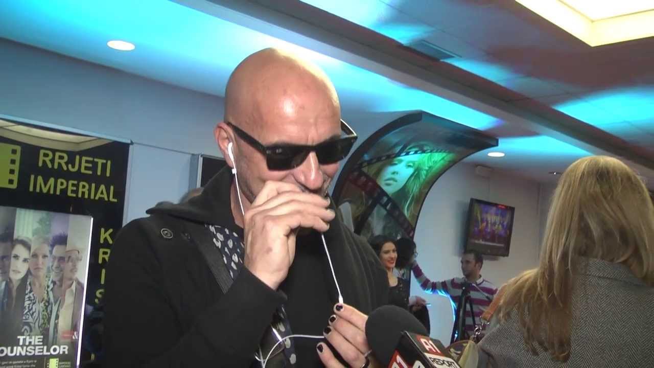 Robert Aliaj, sa bukur flasin artistet!!! - YouTube