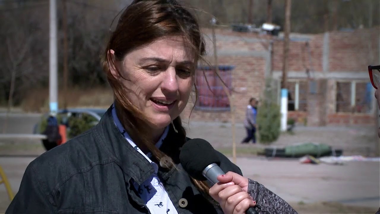 Patricia Lavin- Inauguración del SUM en Chosmalal - YouTube