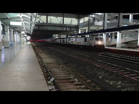 Indian Loco 🚉 WAP7, 11077 Up Jhelum Express Reached RKMP station ...