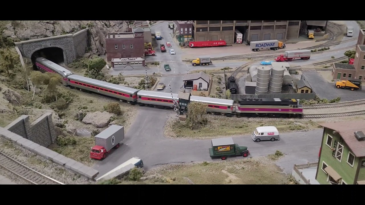 Rapido MBTA F40PH Purple Line Commuter Rail HO Scale Compilation. - YouTube