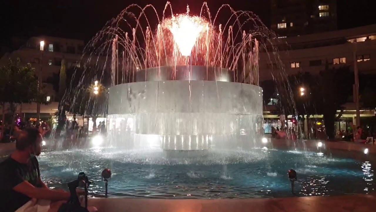 Центр Тель Авива/Фонтан/Площадь Дизенгофф (Dizengoff square)/днем и ...