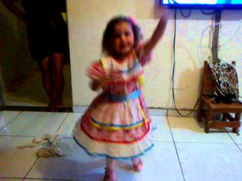 Anna Clara dançando\