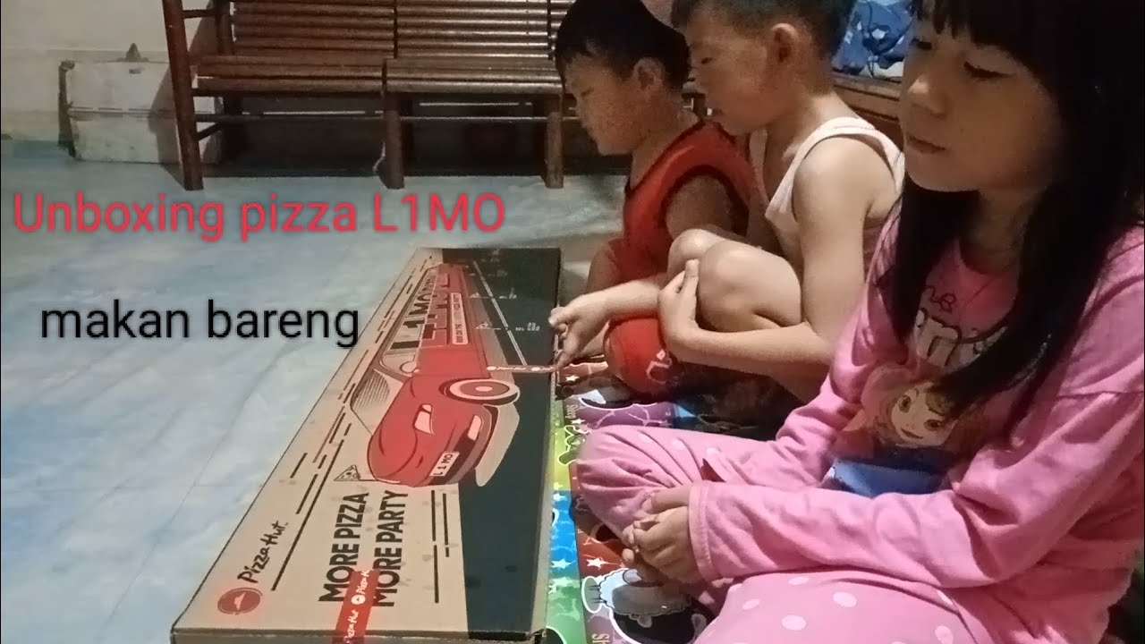 unboxing pizza L1MO bersama - YouTube
