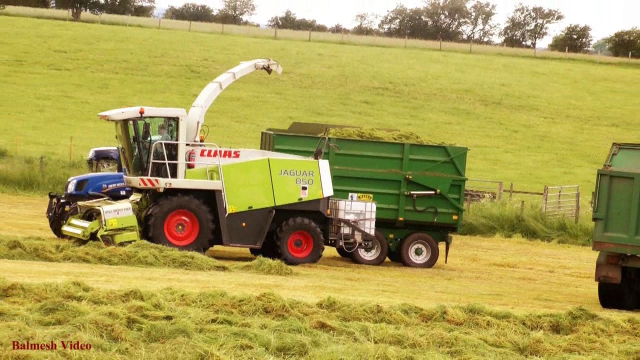 Lifting the Grass for Silage with Claas Jaguar. - YouTube