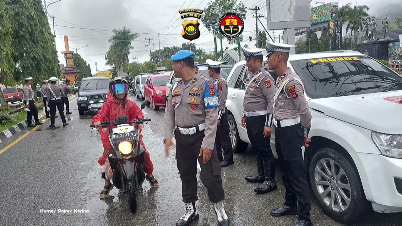 Satlantas Polres Kerinci Bagikan Takjil kepada Pengendara. - YouTube