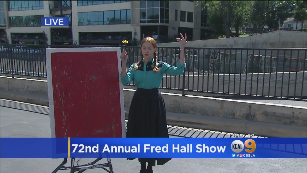 Knife-Thrower Jack Dagger Performs For KCAL9 - YouTube