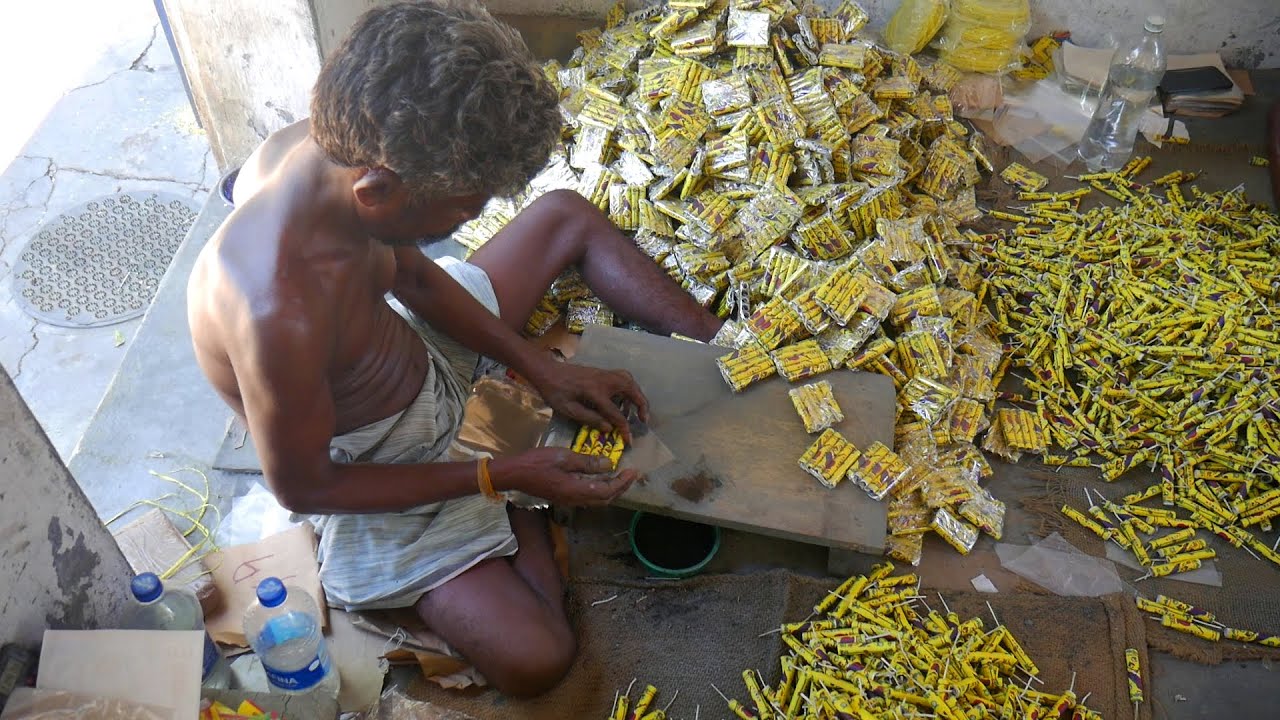 Favorite Parrot Bomb - Kuruvi Vedi Making in Fireworks Factory - YouTube