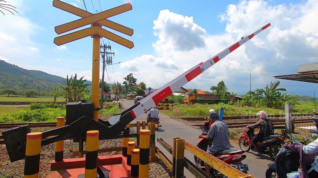 Railroad Crossing in Indonesia | Perlintasan Kereta Api Stasiun Notog ...