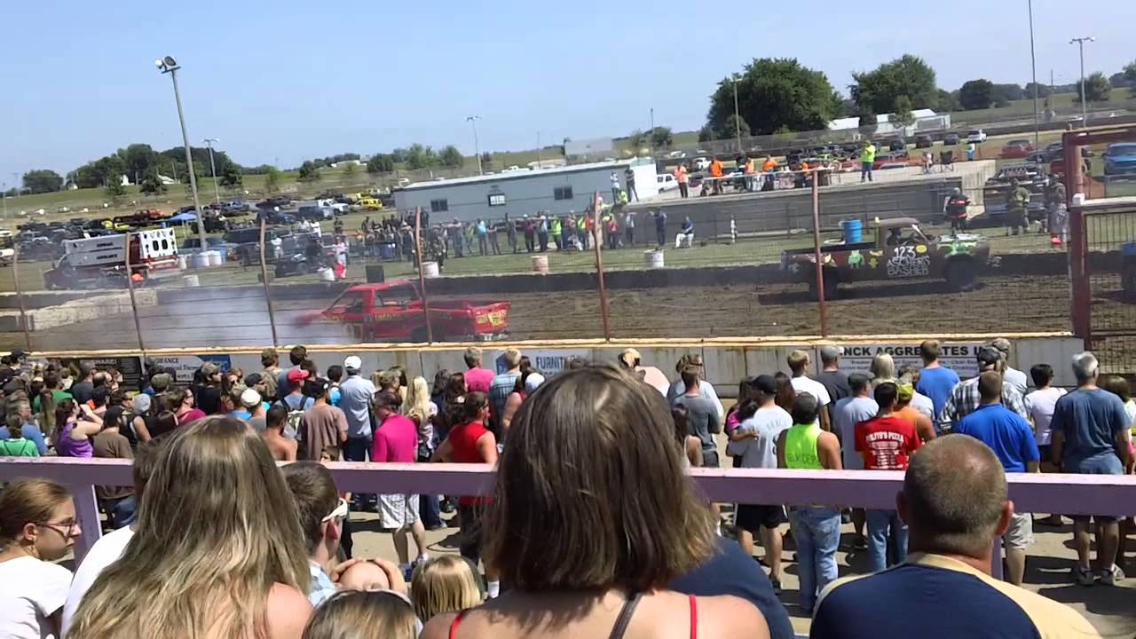 Demo Derby dodge county fair beaver dam wi 2014 Chucky truck heat - YouTube