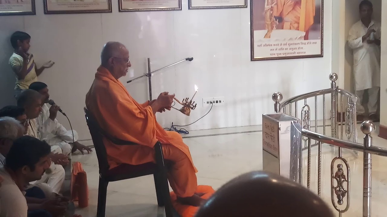 Pujya Dr. Swami ( Shadhu Shree Swayamprakash ) is doing Aarti at baps ...
