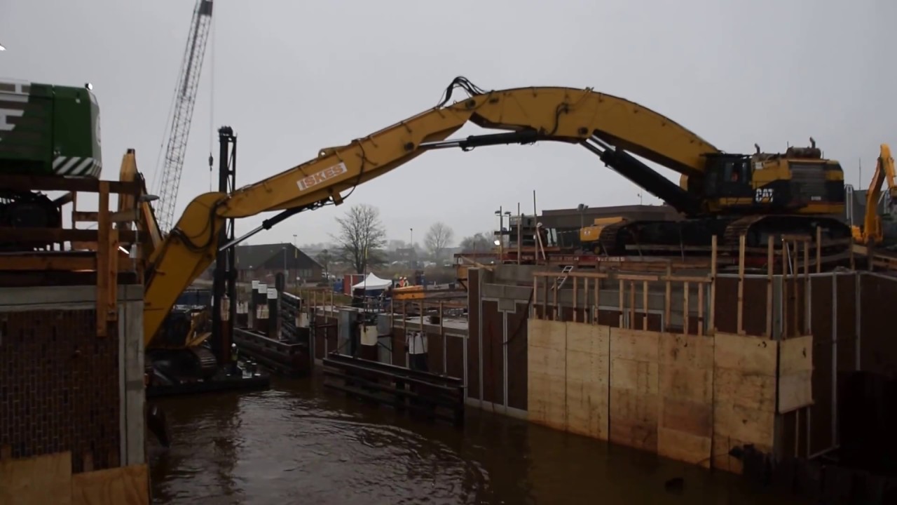 Caterpillar 5110B triple with 33 meter triple boom, Iskes - YouTube