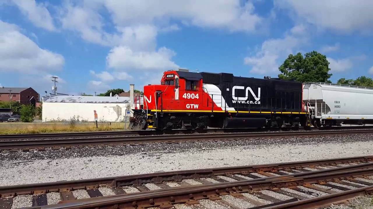CN trains meet @ Pontiac Amtrak Station - YouTube