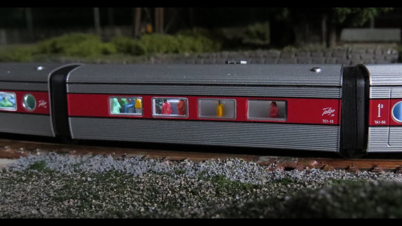 Talgo III & 3005T iluminado y con pasajeros - YouTube