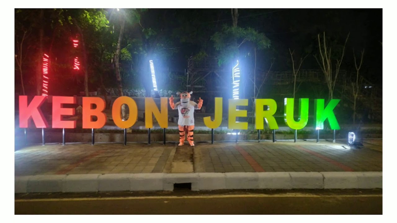 Maskot Persija (tigger maskot) belanja di Indomaret - YouTube