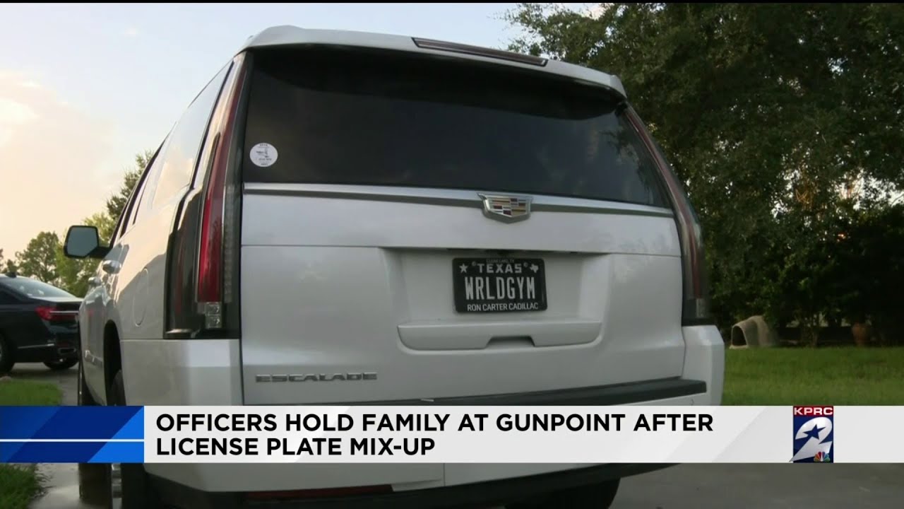 Officers hold family at gunpoint after license plate mix-up - YouTube