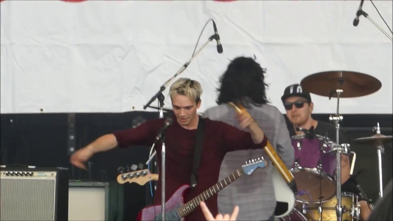 Badflower - Animal 10/27/2018 LIVE at Buzzfest - YouTube