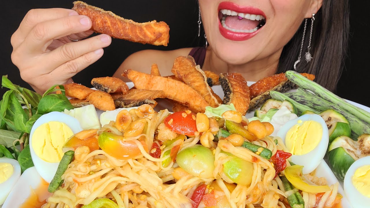 OMAD ASMR/MUKBANG EATING FRIED SALMON SPICY PAPAYA SALAD(SOM TUM)NO ...