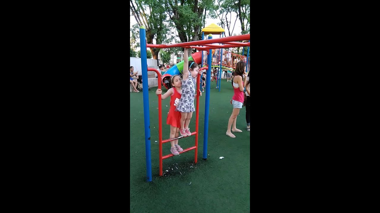 Las niñas jugando en la plaza verano 2016 - YouTube