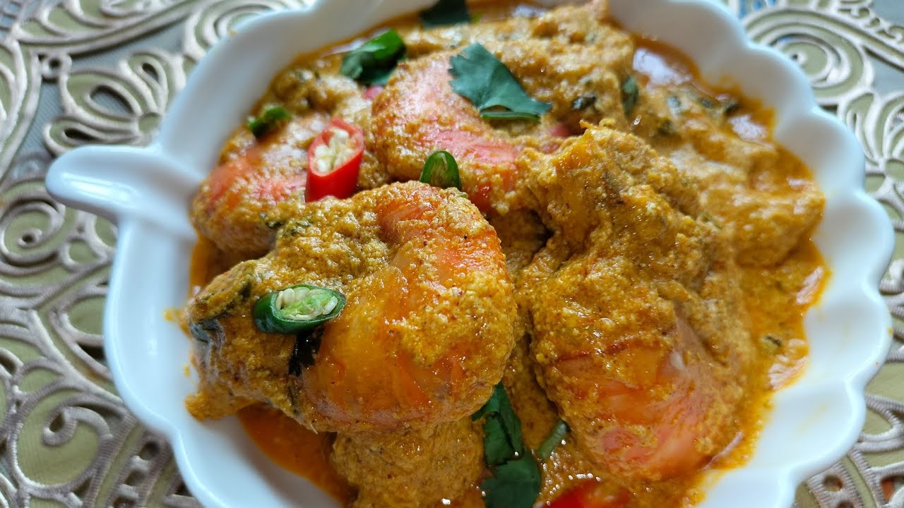 Chingri Mach er Malai Curry | Prawn Malai Curry - YouTube
