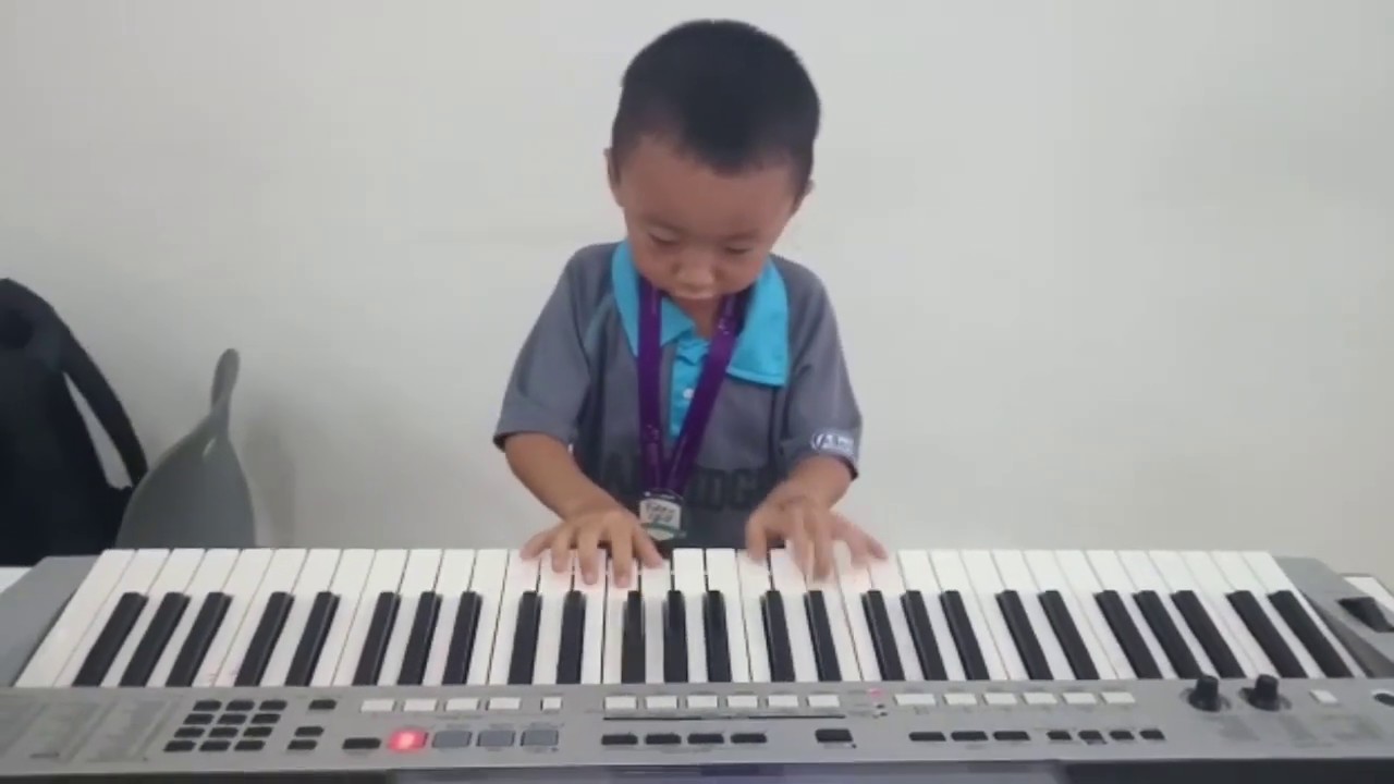 Meet Oakridge's child piano prodigy who is just 6 - YouTube
