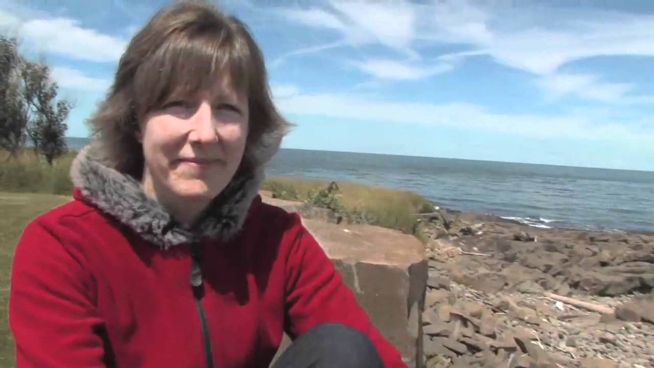 Holly Everett Folk Artist - YouTube