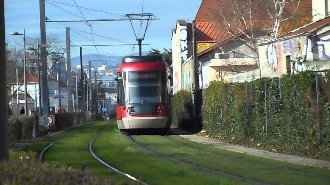 Lyon : passage d'un Rhonexpress en direction de Lyon Part-Dieu - YouTube