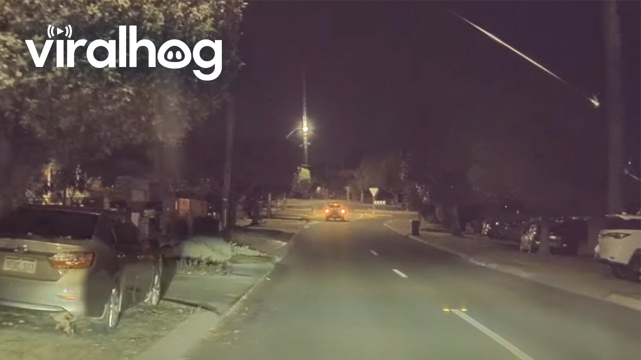 Meteor Streaks Across Perth Skies || ViralHog - YouTube