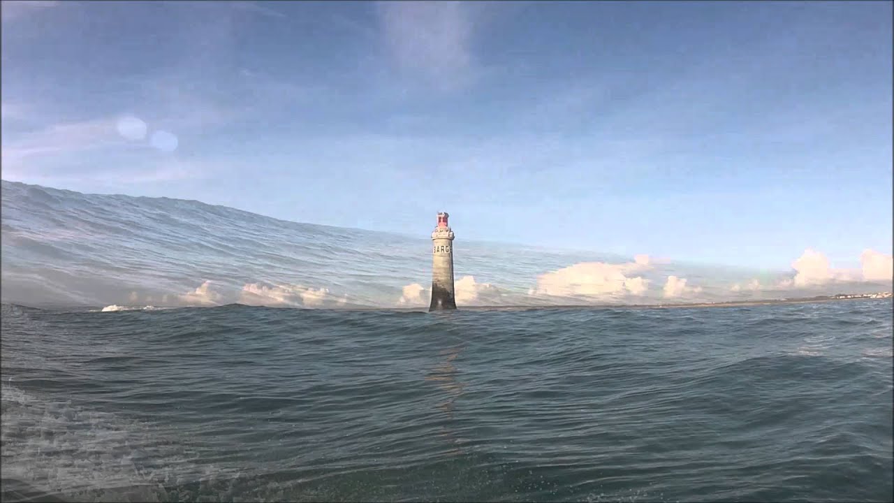 Houle au phare des Barges Vendée -Les sables d'olonne - YouTube
