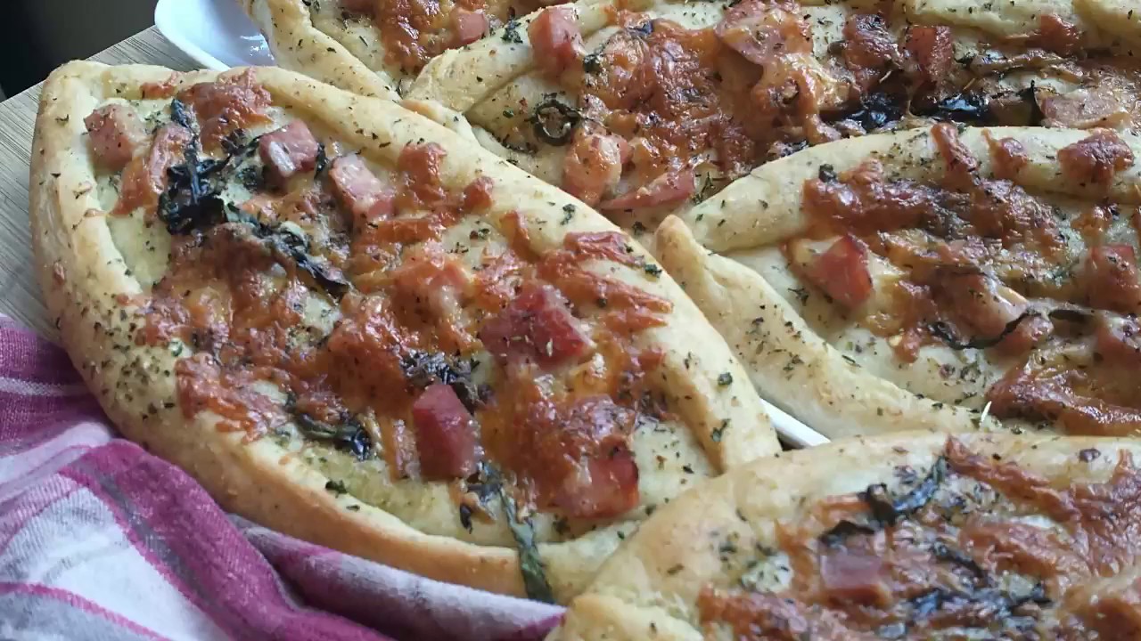 PEINIRLI (GREEK PIZZA BOATS) - YouTube