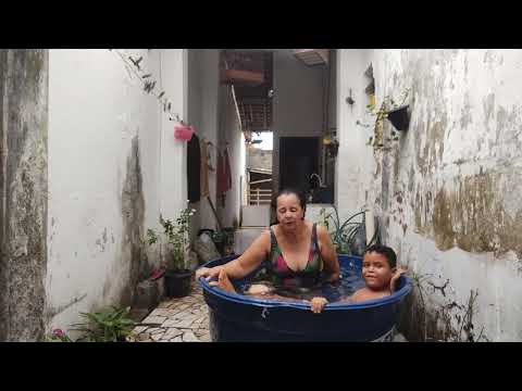 Tomando banho na piscina de pobre/caixa d'água