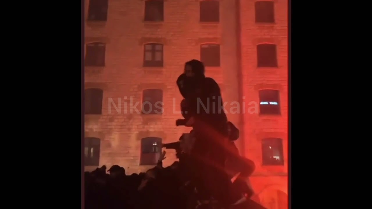hooligans της marseille στριμωξαν οπαδους του Παοκ - τρώνε πολύ ξυλο ...