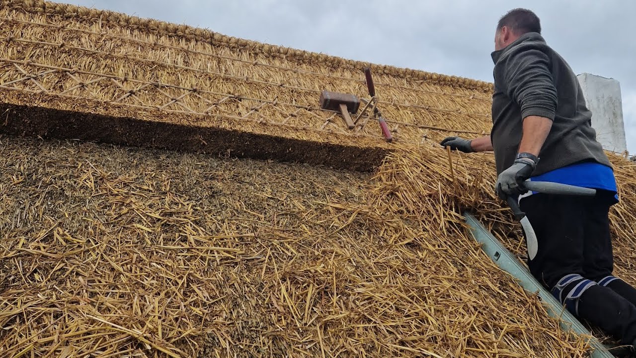 Thatching a new ridge (Part 2) cutting,scallops and dressing🌾 ️⚒️🪜 ...