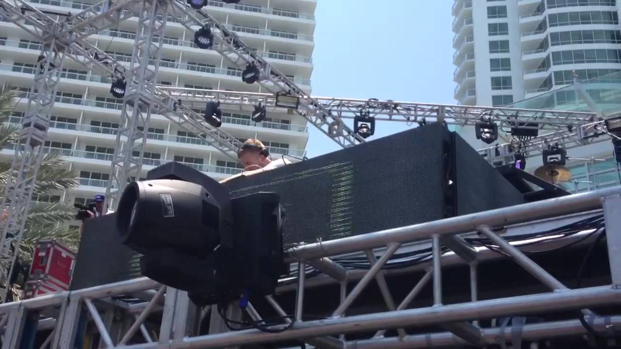 Calvin Harris - iheartradio Ultimate Pool Party - YouTube