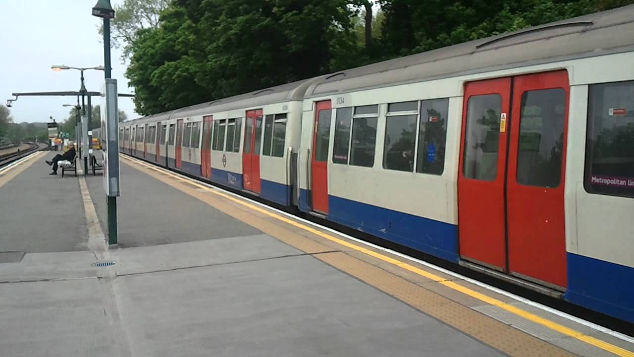 Metropolitan Line A62 Stock 5134 + 5160 arriving at Moorpark Station on ...