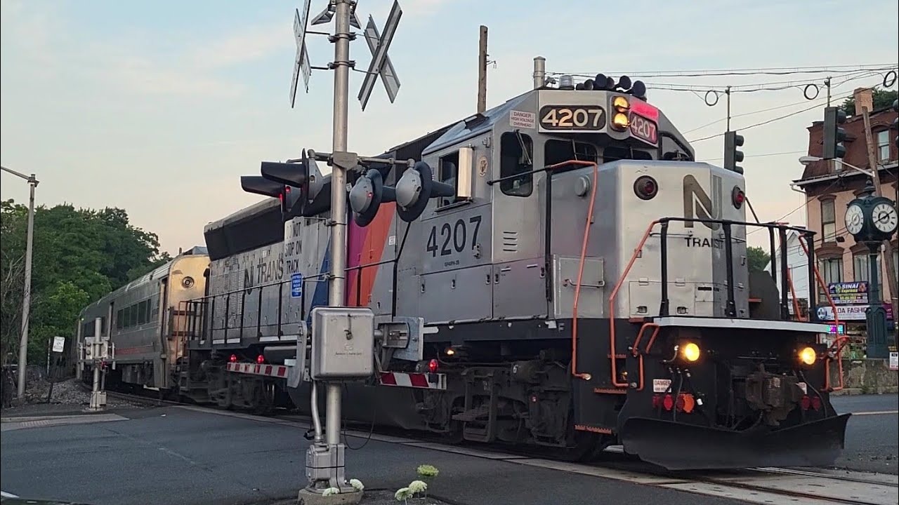NJT Pascack Valley Line: NJT GP40PH-2B 4207 Arrives Spring Valley on ...