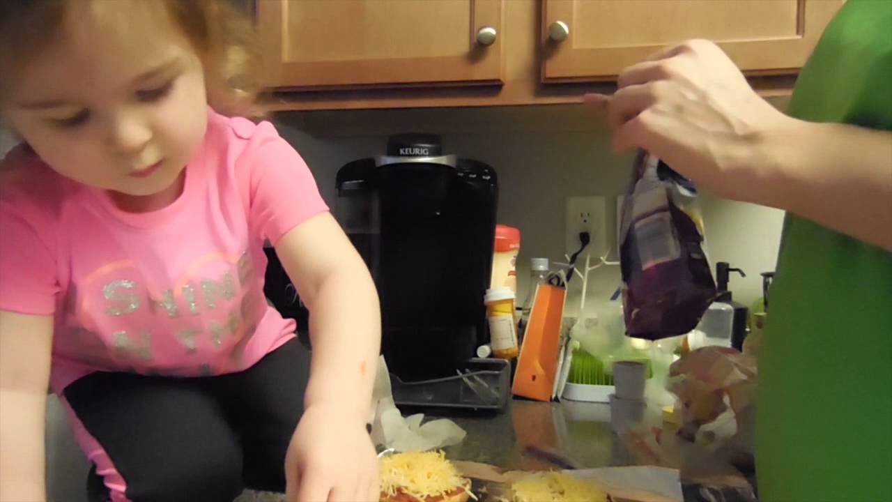 Cooking with Ava :Seahawk Pizza - YouTube