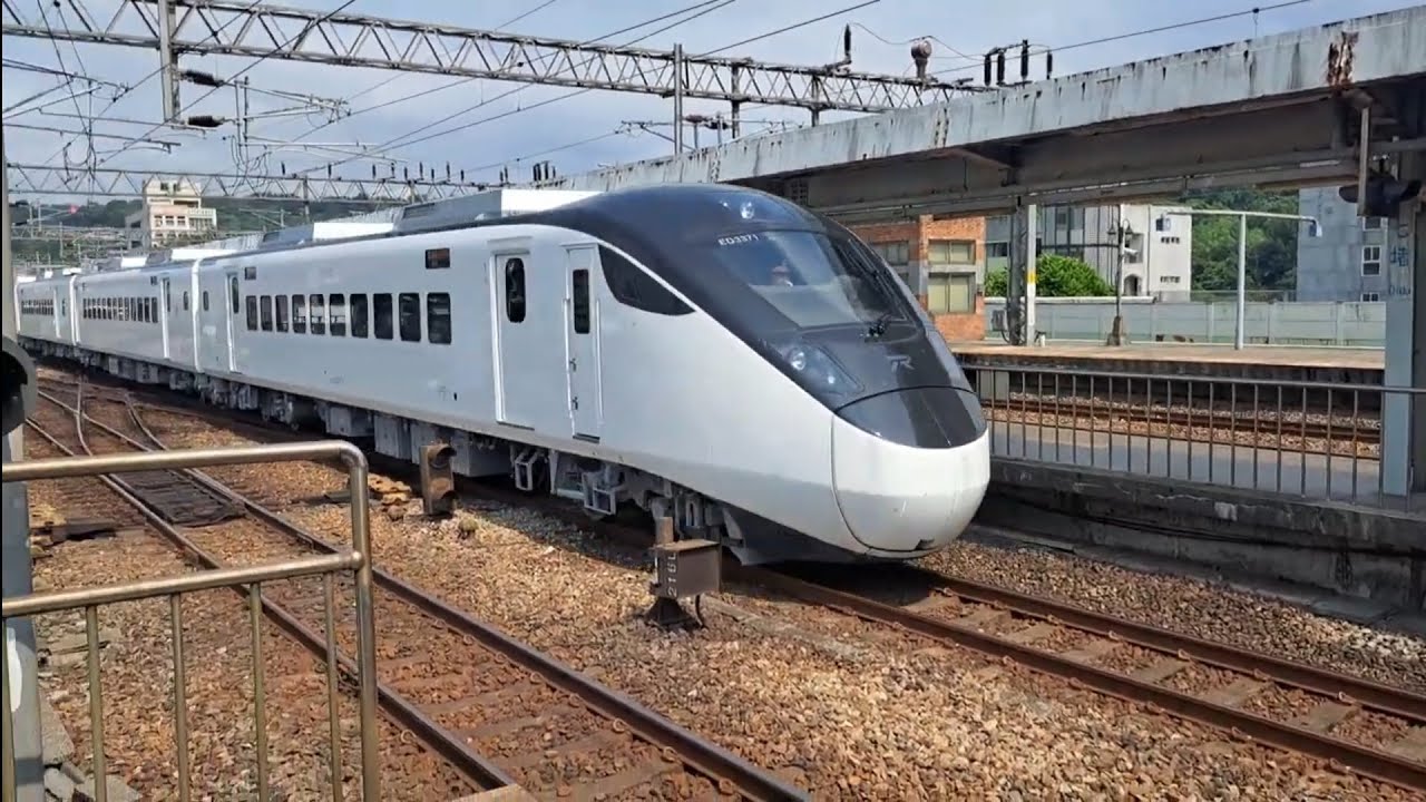 8774B次南澳發車開往七堵試運轉EMU3000型十二輛編組EMU3037皮蛋豆腐騰雲號藍色帶新城際自強號列車，1197次基隆發車經由山線開往 ...