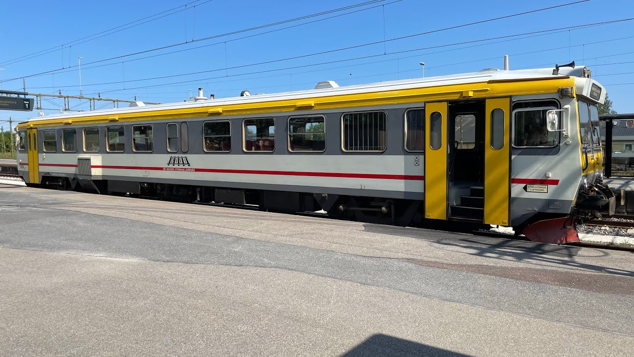 DVVJ-tåg i Mellerud med noga skådad motorvagn Y1- DVVJ train in ...