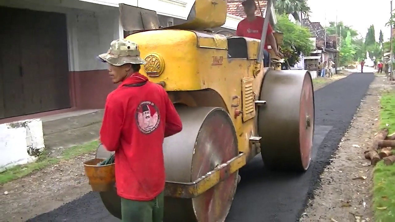 Slender membuat Jalan Aspal hormix menggunakan Stoom wales dibantu ...