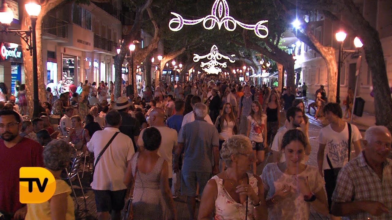 La noche abierta llena de fiesta la principal zona comercial de Dénia ...