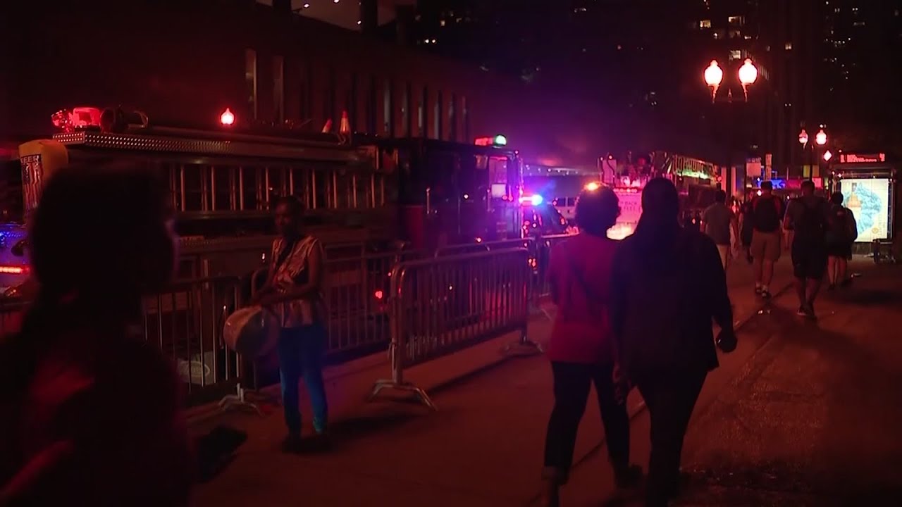 More than a dozen hurt in Chicago July 4 stampede - YouTube