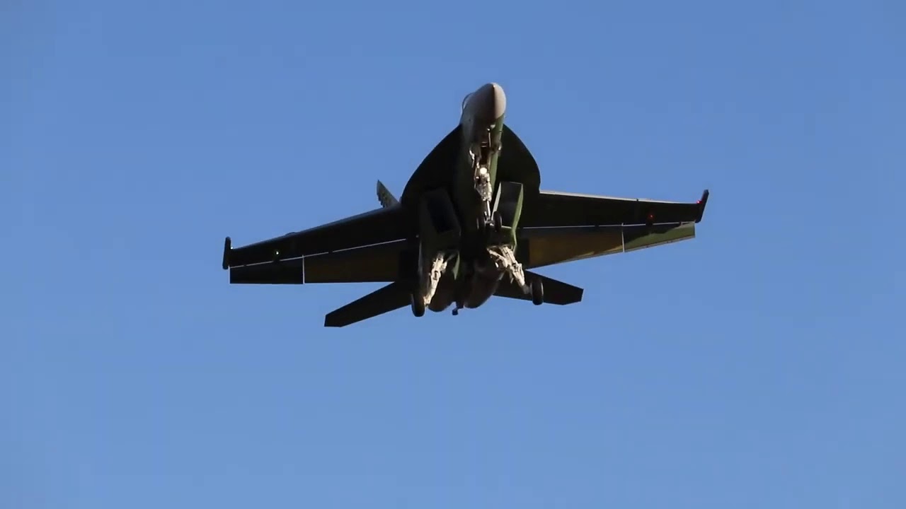 Exciting footage of F18 doing touch and goes at St Louis Lambert ...