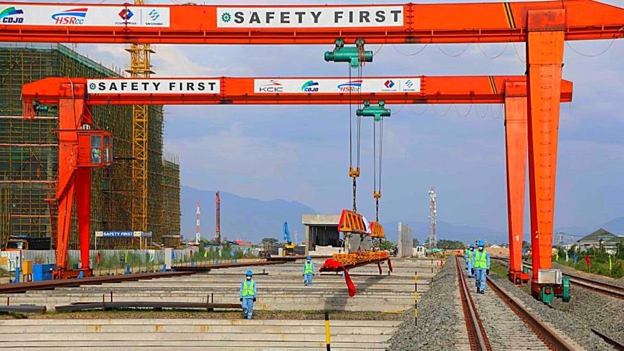 Pemasangan Rel Kereta Cepat Jakarta Bandung - Progres Proyek KCJB 70% ...