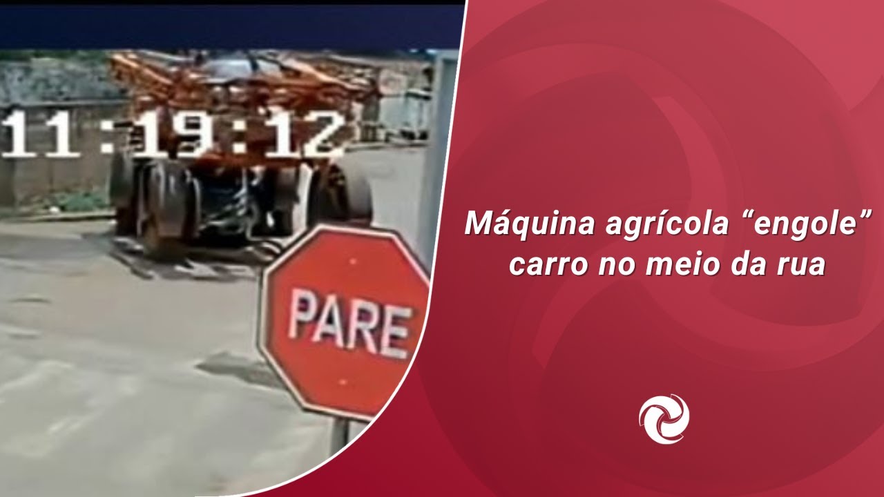 Máquina agrícola “engole” carro no meio da rua - YouTube